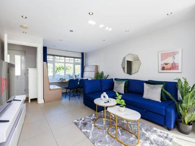4 Bedroom House Uxbridge Uxbridge LS77601461