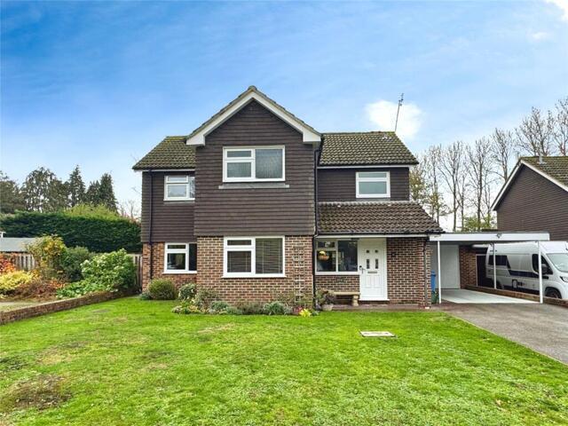 4 Bedroom House Yateley Hampshire LS98930222