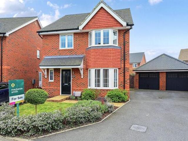 4 Bedroom House Yateley Hampshire LS101777615