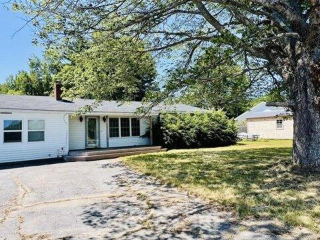 4 bedroom, Howland ME 04448 104851252