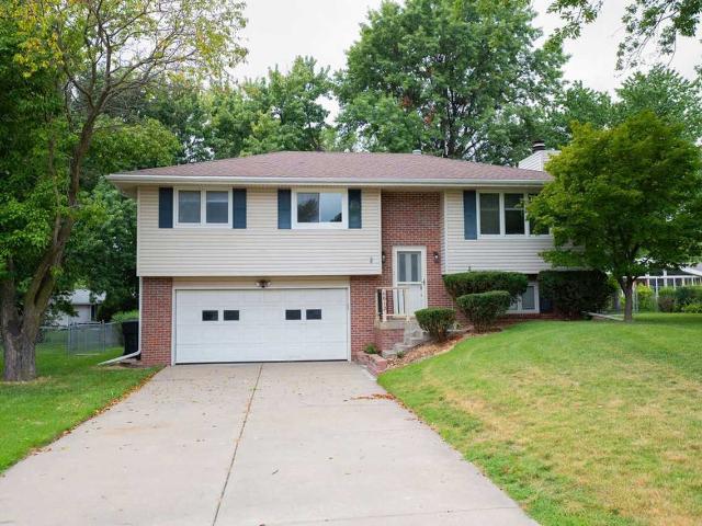4 Bedroom Home for Rent at 6012 Fleetwood Dr, Lincoln, NE 68516 Colonial Hills
