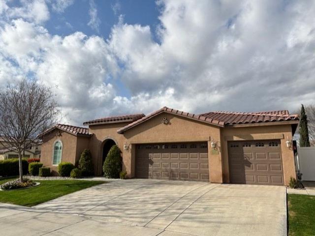 4 Bedroom Home for Rent at 14504 Yellow Lupine Dr, Bakersfield, CA 93314 Stockdale West