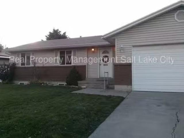 4 bedroom home in Murray! 5972 Roanoke Cir