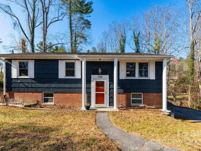 4 bedroom, Hendersonville NC 28739 LS96866205