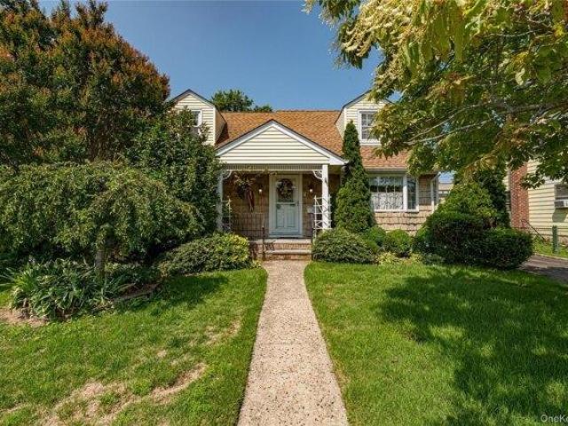 4 bedroom, Hicksville NY 11801 104899200