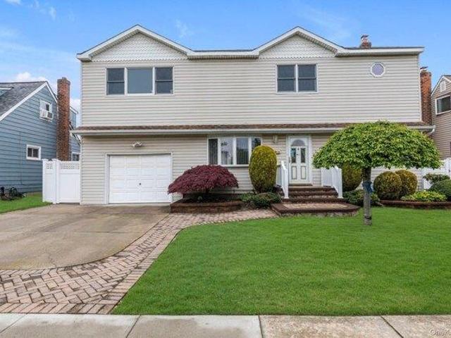 4 bedroom, Hicksville NY 11801 104901052