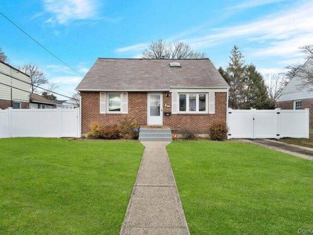 4 bedroom, Hicksville NY 11801 104904536