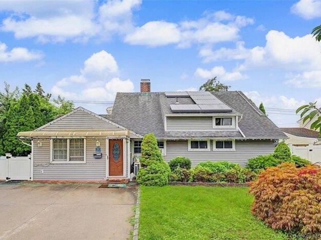 4 bedroom, Hicksville NY 11801 104905182