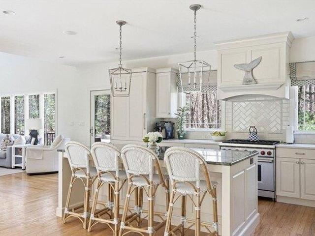 4 bedroom, Hingham MA 02043 103125279