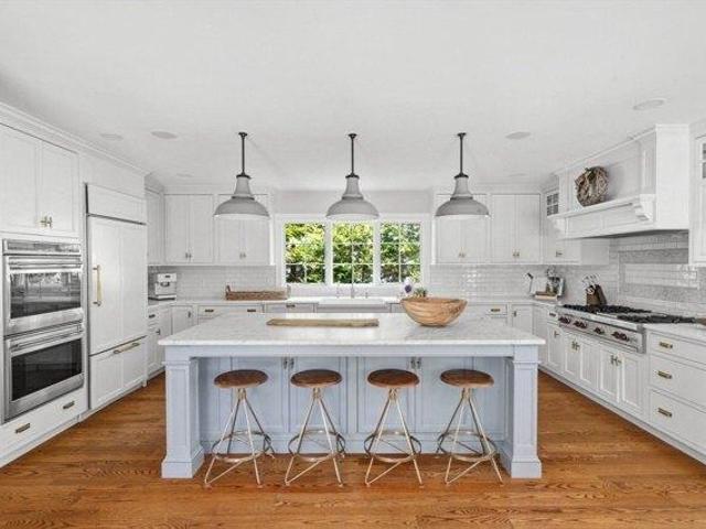 4 bedroom, Hingham MA 02043 105256202