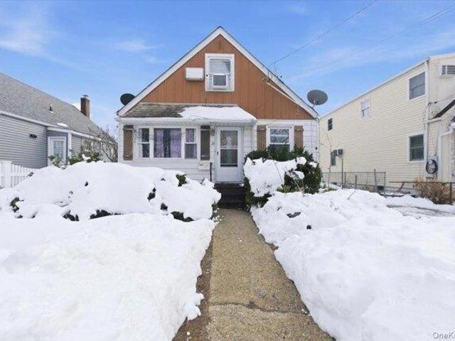 4 bedroom, Inwood NY 11096 LS100958449