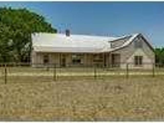 4 bedroom in Kingsbury Texas 78638