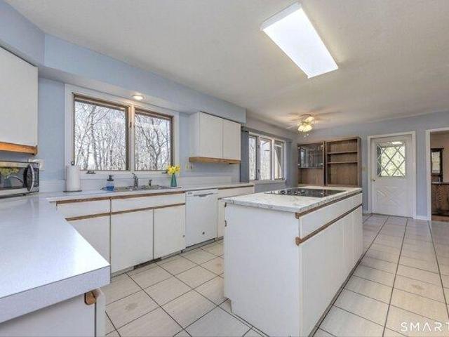 4 bedroom, Orange CT 06477 104689419