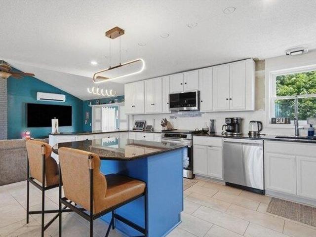 4 bedroom, Lowell MA 01854 105115757