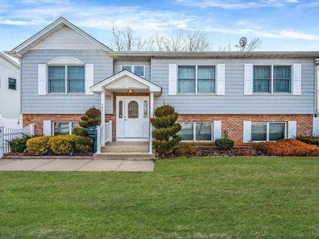 4 bedroom, Lindenhurst NY 11757 89425258