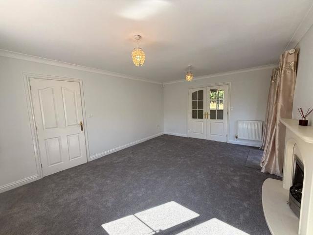 4 bedroom link detached house to let