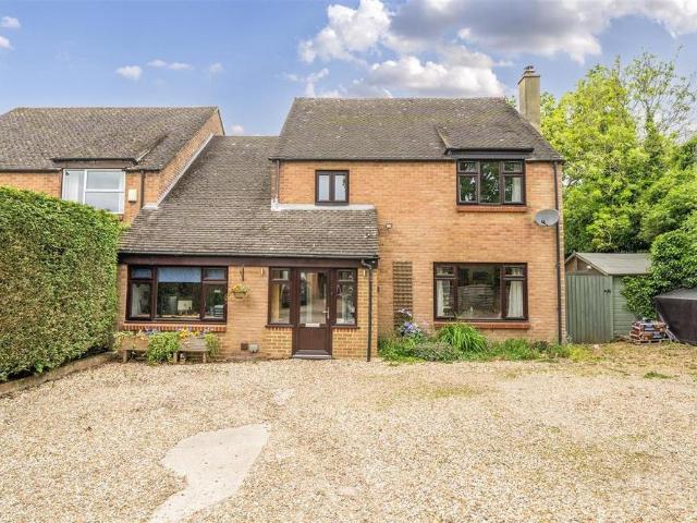4 bedroom end of terrace house to rent