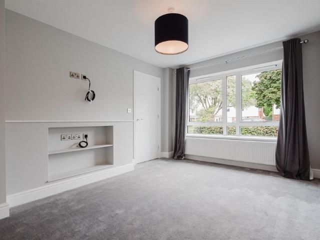 4 bedroom link detached house to rent