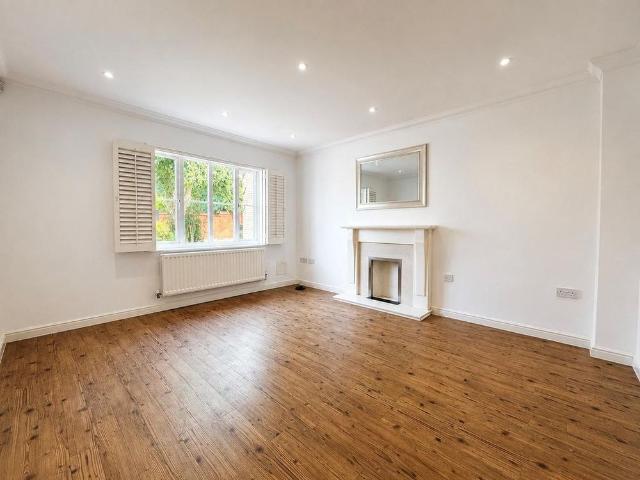 4 bedroom link detached house to rent
