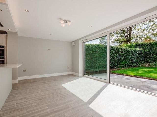 4 bedroom link detached house to rent