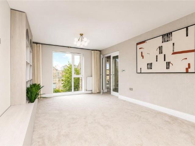 4 bedroom link detached house to rent