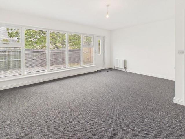 4 bedroom link detached house to rent