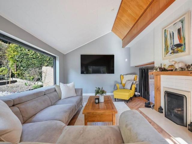 4 bedroom link detached house to rent