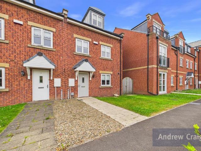 4 bedroom link detached house to rent
