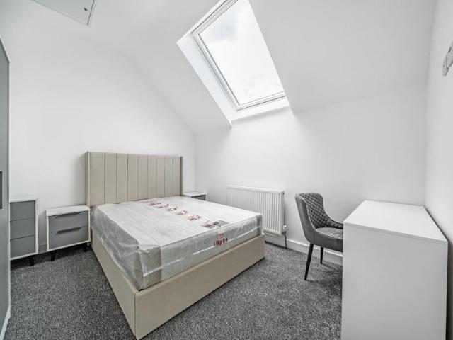 4 bedroom link detached house to rent