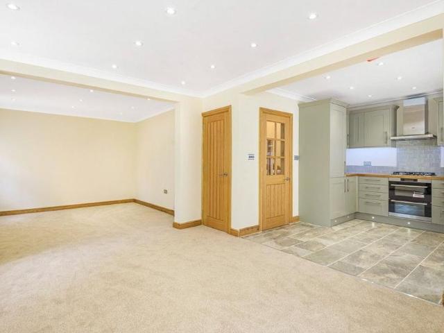 4 bedroom link detached house to rent