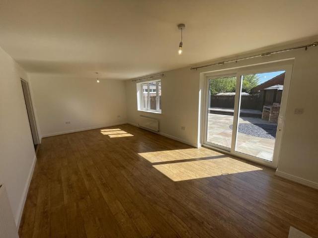 4 bedroom link detached house to rent