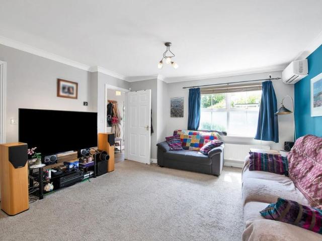 4 bedroom link detached house to rent