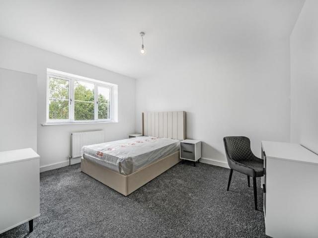 4 bedroom link detached house to rent