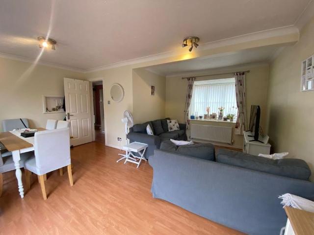 4 bedroom link detached house to rent