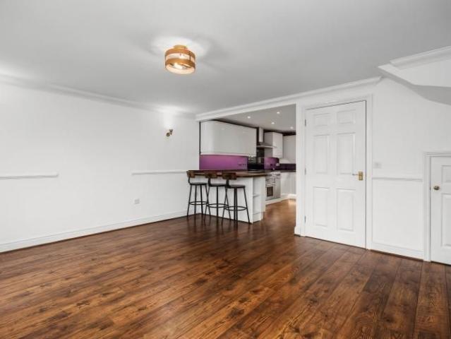 4 bedroom link detached house to rent