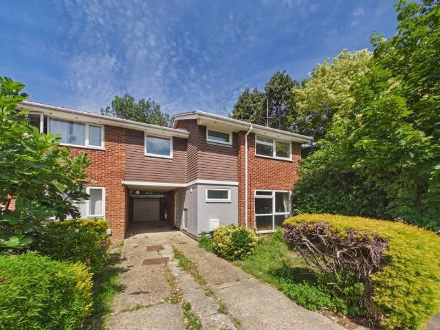 4 bedroom link detached house to rent