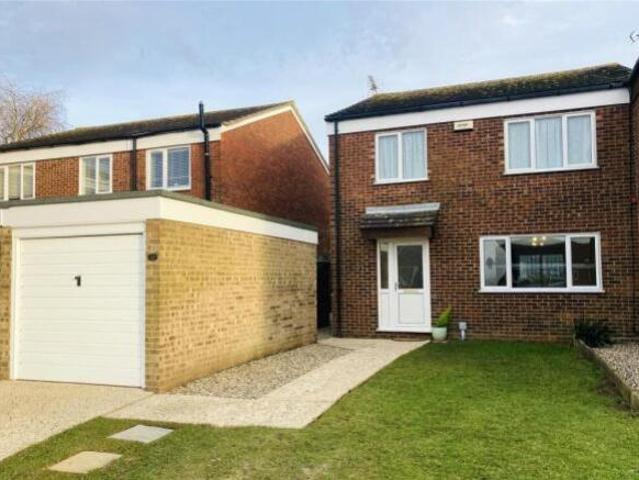4 bedroom link detached house to rent