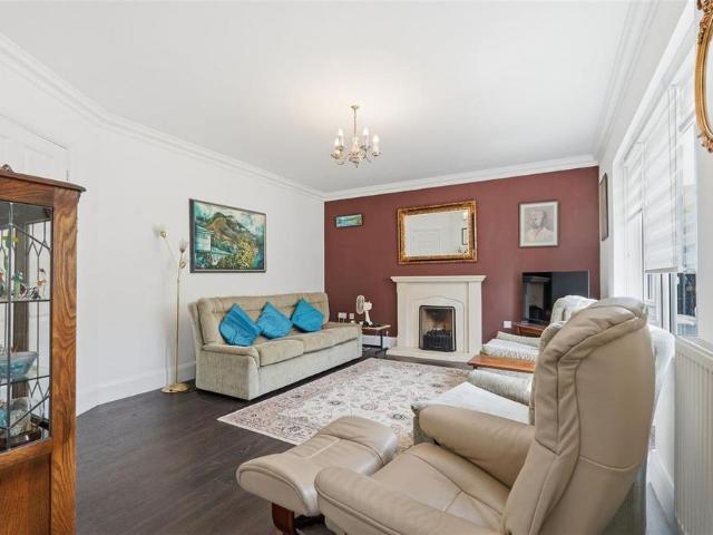 4 bedroom link detached house to rent