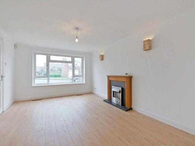 4 bedroom link detached house to rent