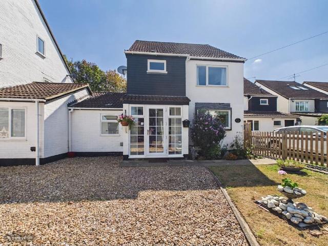 4 bedroom link detached house to rent
