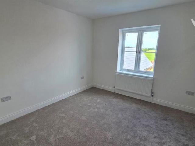 4 bedroom link detached house to rent