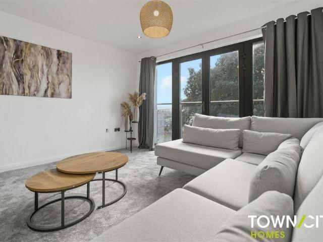 4 bedroom link detached house to rent