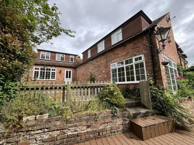4 bedroom link detached house to rent