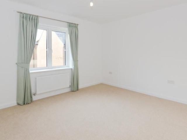 4 bedroom link detached house to rent