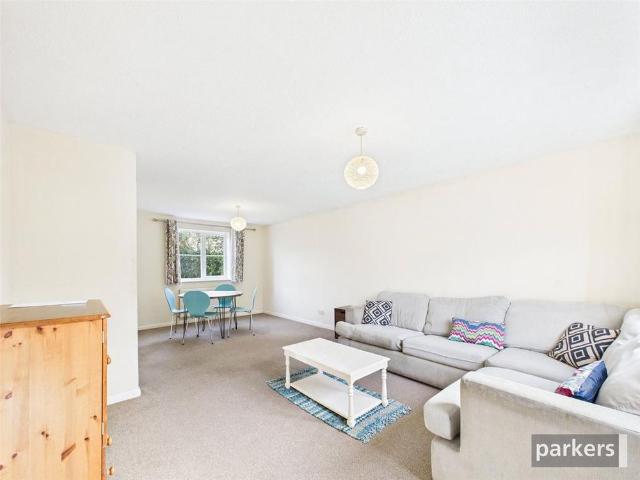 4 bedroom link detached house to rent