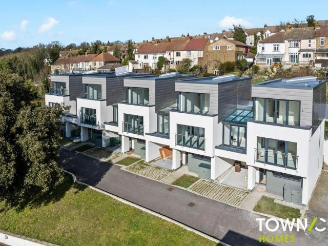 4 bedroom link detached house to rent