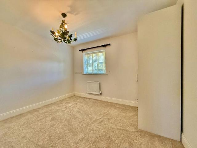4 bedroom link detached house to rent