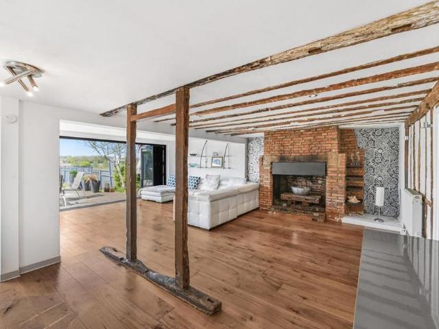 4 bedroom link detached house to rent