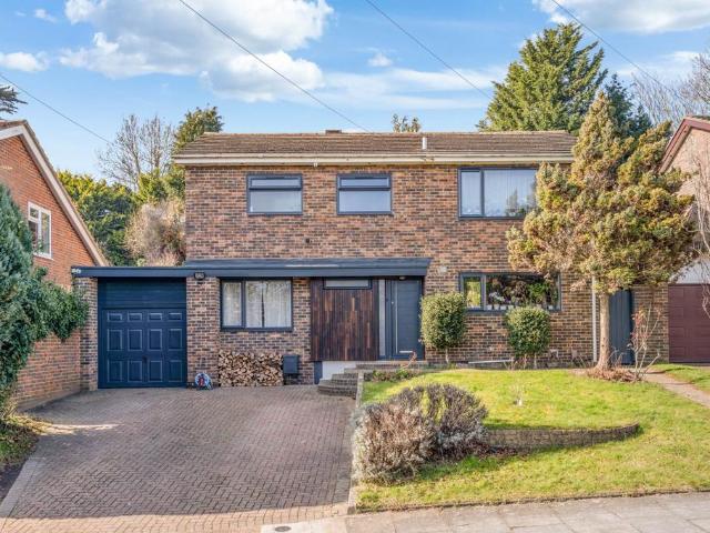 4 bedroom link detached house to rent