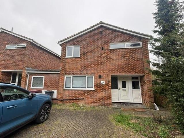 4 bedroom link detached house to rent